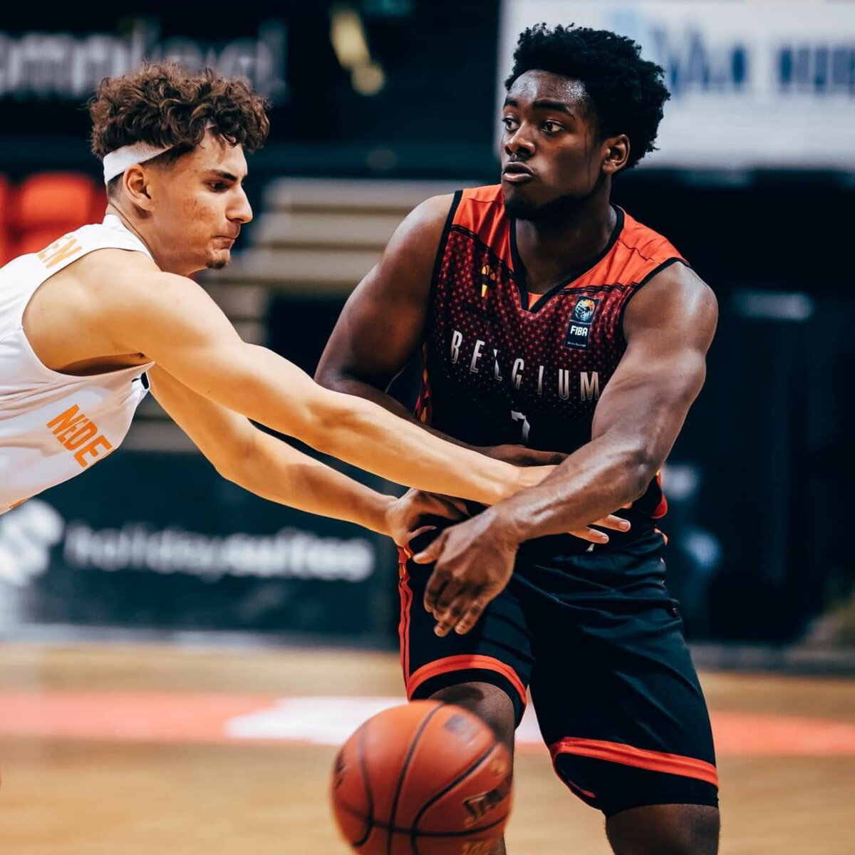 Osahon Obasohan, le jeune frère de Retin, arrive en couveuse au Mans ...