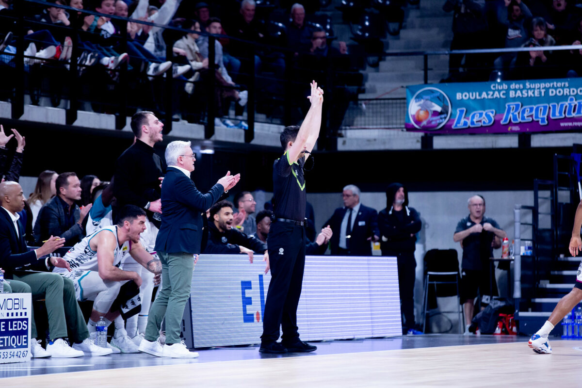 Alexandre Ménard (Boulazac) félicite ses joueurs : "Pour vu que ça dure ...