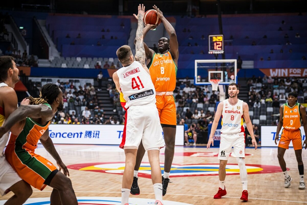 L'international ivoirien Mike Fofana est le nouvel intérieur de Feurs - BeBasket