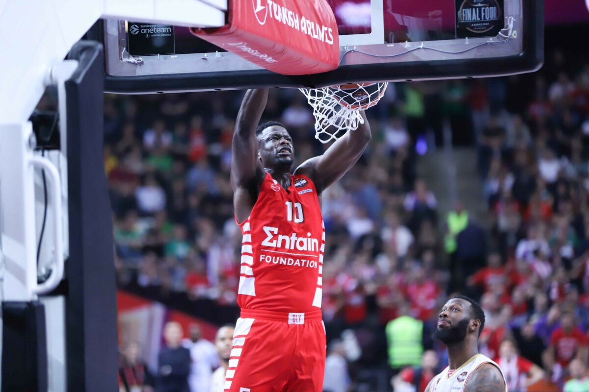 Moustapha Fall va prolonger à l'Olympiakos jusqu'en 2027 - BeBasket