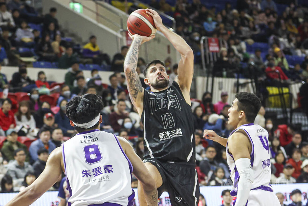 [Vidéo] Après une entame douloureuse (1/13), Adrien Moerman relève vite la tête à Taïwan - BeBasket