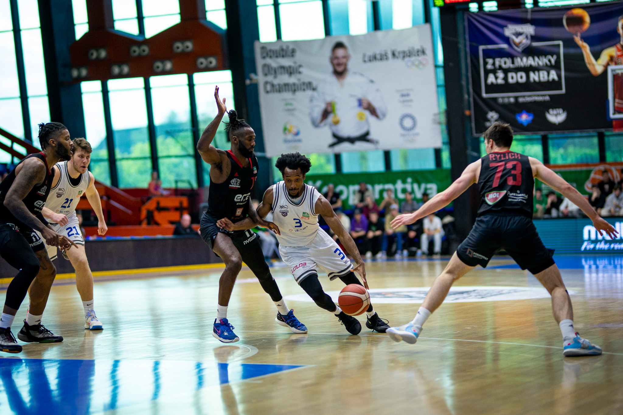 Mike Okauru, première recrue officielle de Nantes - BeBasket
