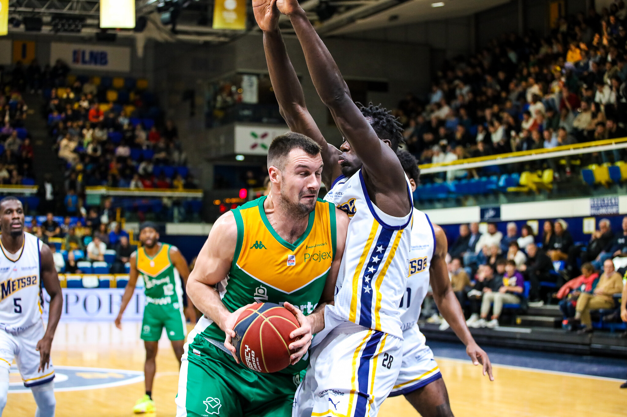 Entre Eric Girard et Zoran Nikolic, le torchon brûle - BeBasket