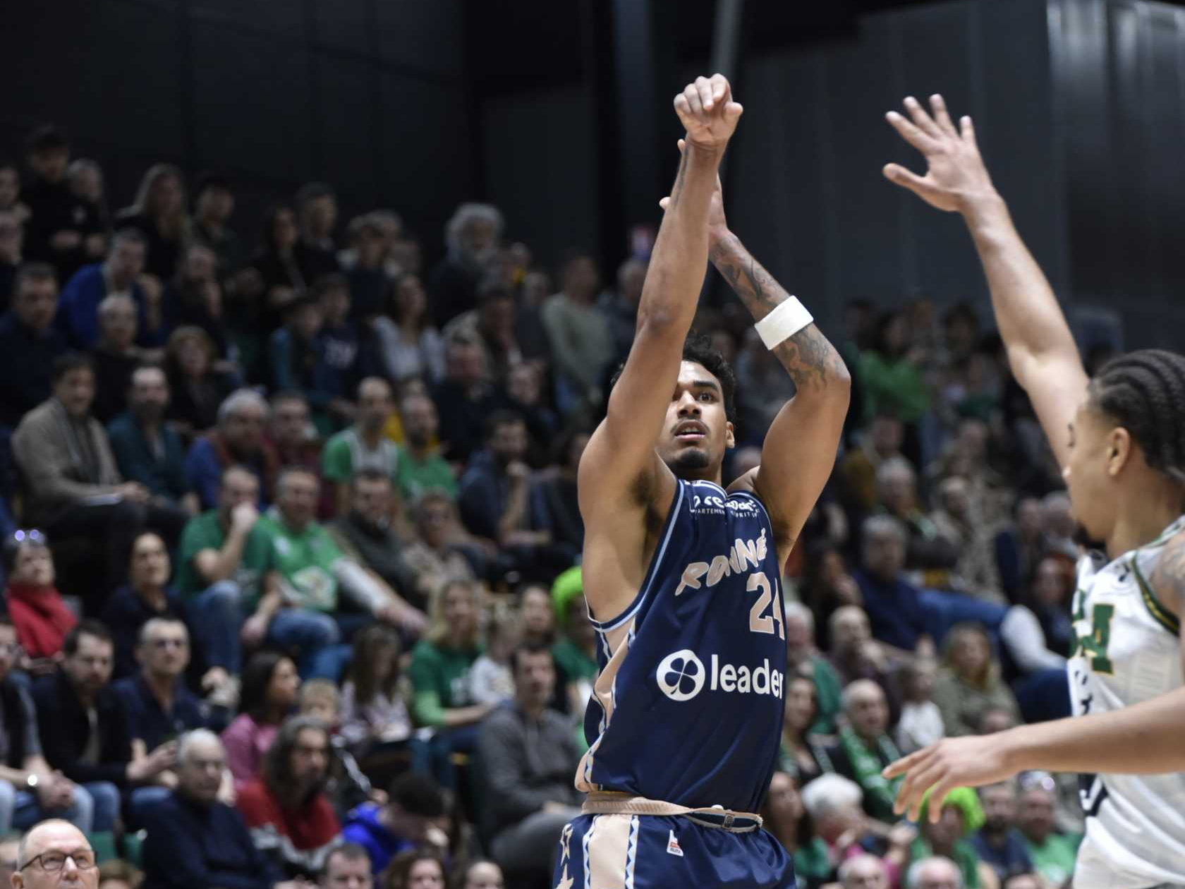 Jordan Tucker sauve Roanne d'un tir au buzzer de l'autre bout du ...