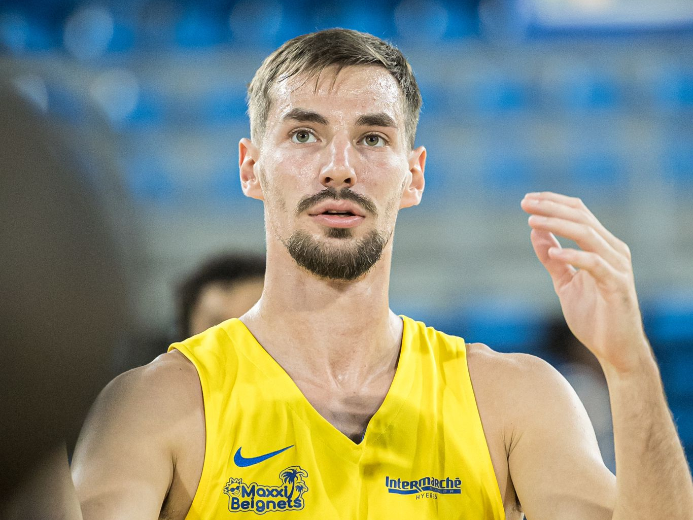 Nikola Knezevic offre la première place au HTV, le calendrier surchargé ...