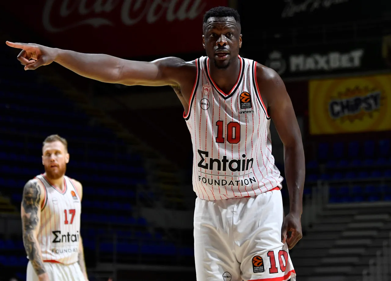 [Vidéo] Moustapha Fall, plaque tournante du succès de l'Olympiakos ...