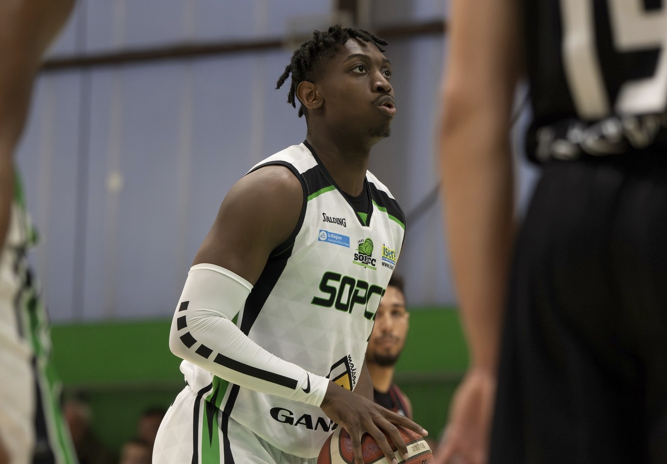 Axel Dossou s'engage avec Vitré - BeBasket