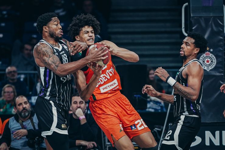 Joan Beringer montre sa qualité de contres contre le Partizan Belgrade ...