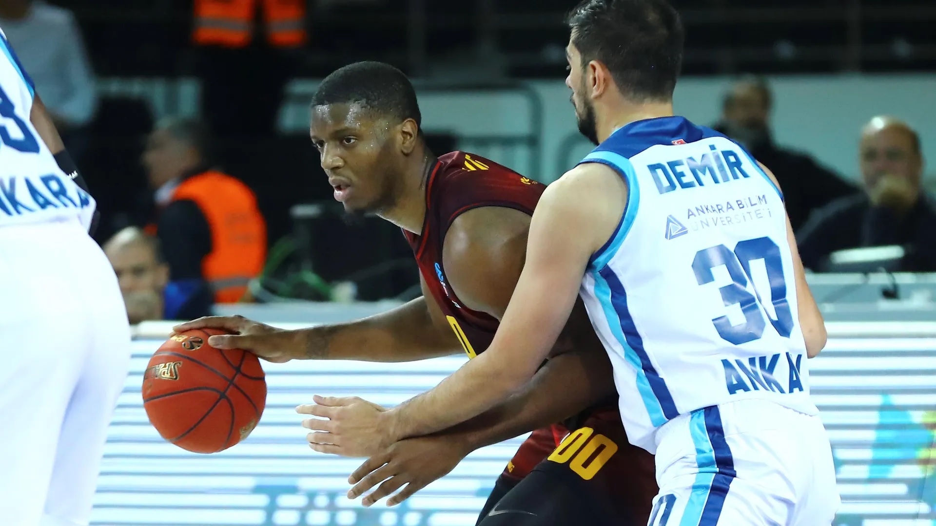 Damien Inglis gagne son duel avec Axel Bouteille - BeBasket