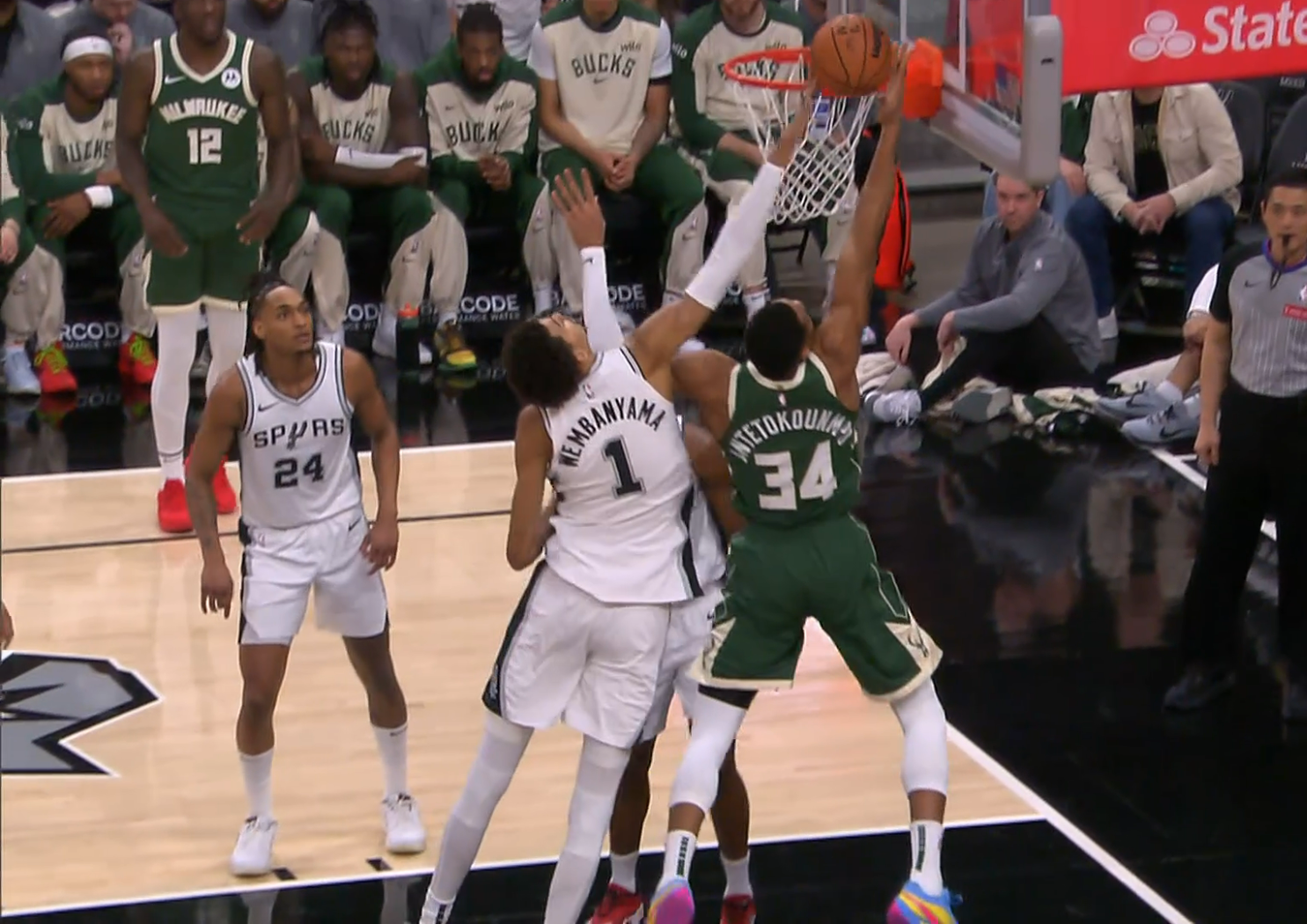 Spectaculaire, Victor Wembanyama vient enfin à bout de Giannis Antetokounmpo et des Bucks - BeBasket