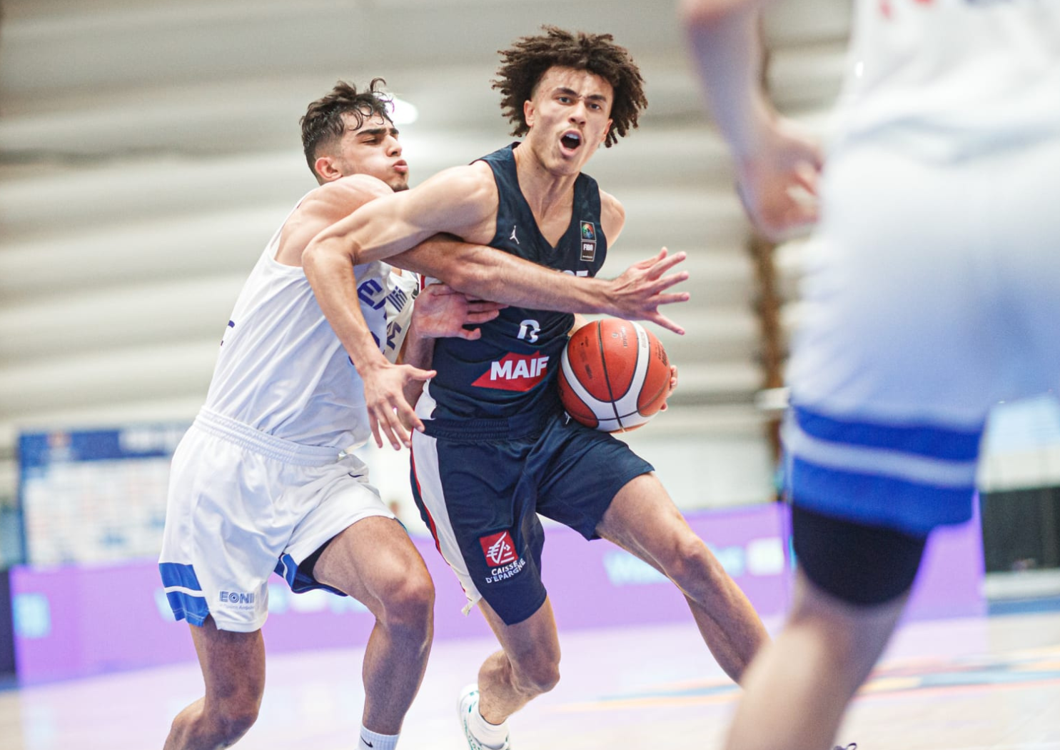 L'équipe de France U18 appliquée pour son premier match, avec un Nolan Traoré en quasi triple ...