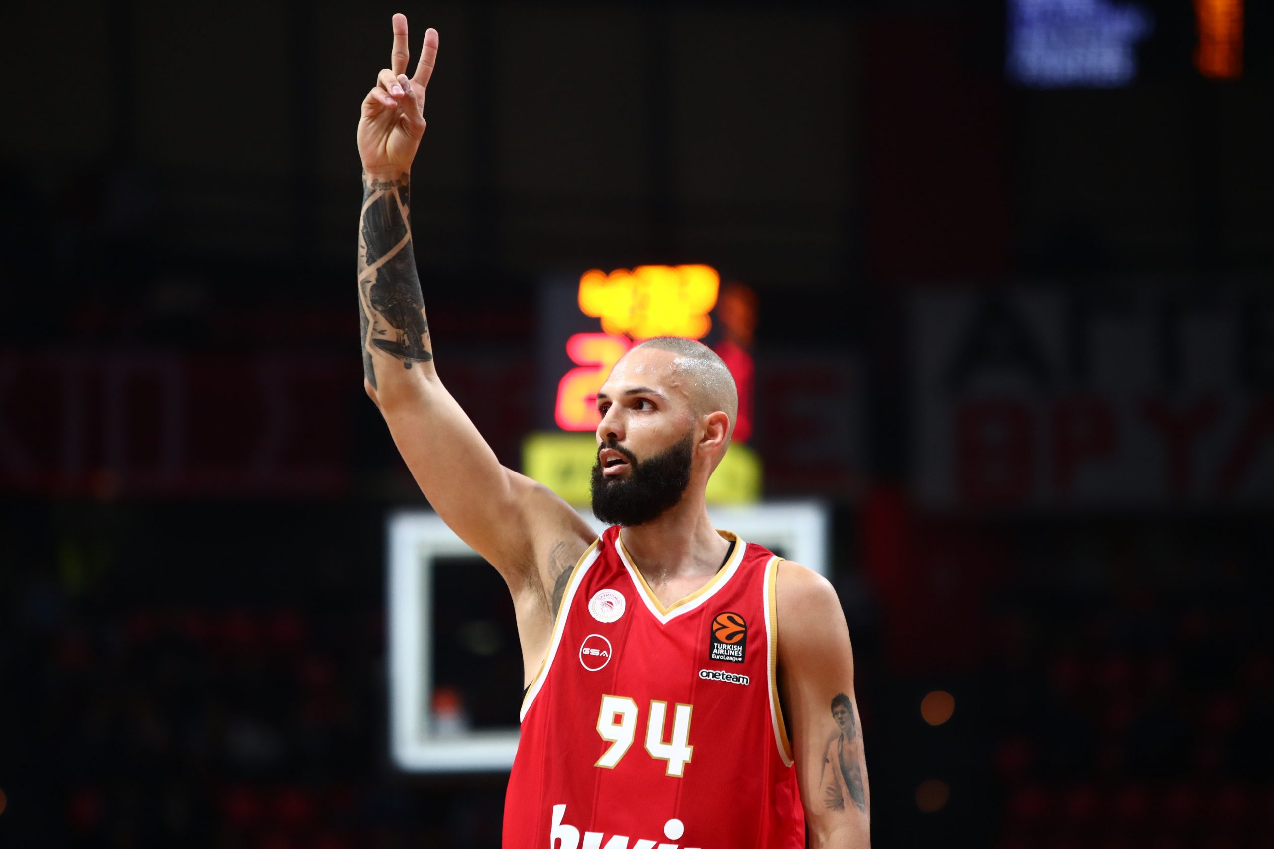 Evan Fournier et Sasha Vezenkov relancent l’Olympiakos contre la Virtus ...