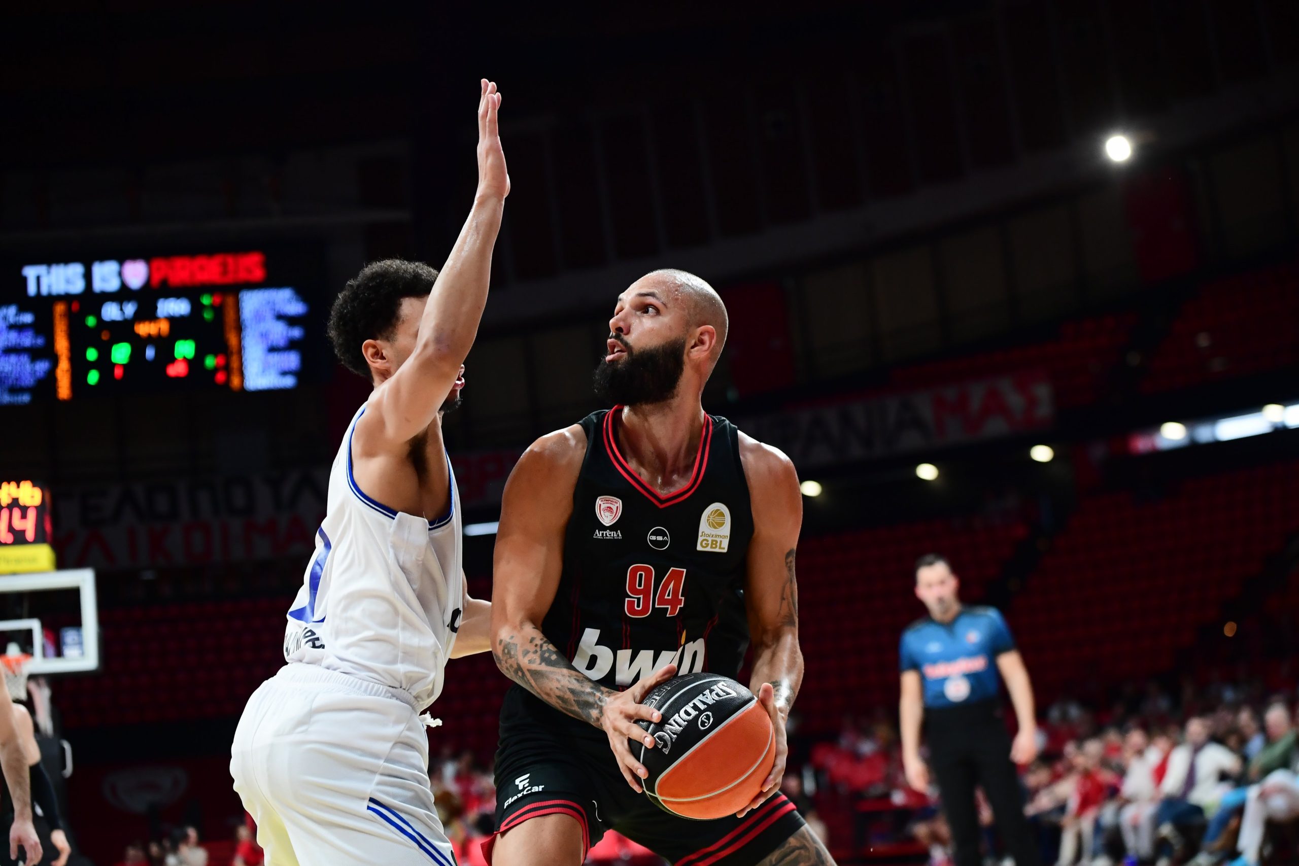 Evan Fournier et un Donta Hall MVP maintiennent l'Olympiakos invaincu ...
