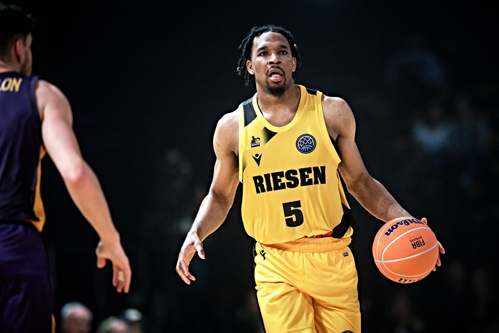 Paris engage l'ailier Justin Simon comme remplaçant médical - BeBasket