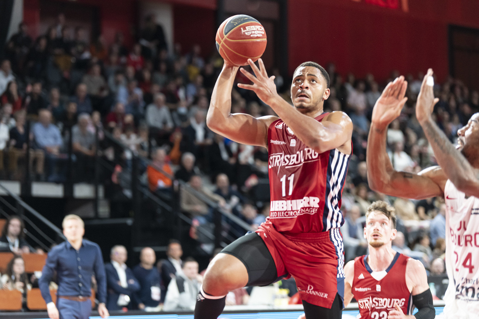 Matt Mitchell suit Jonah Mathews au Besiktas Istanbul - BeBasket