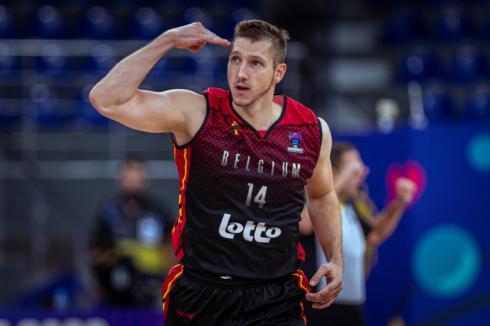 Maxime De Zeeuw prend sa retraite pro... et rejoint Comblain ! - BeBasket
