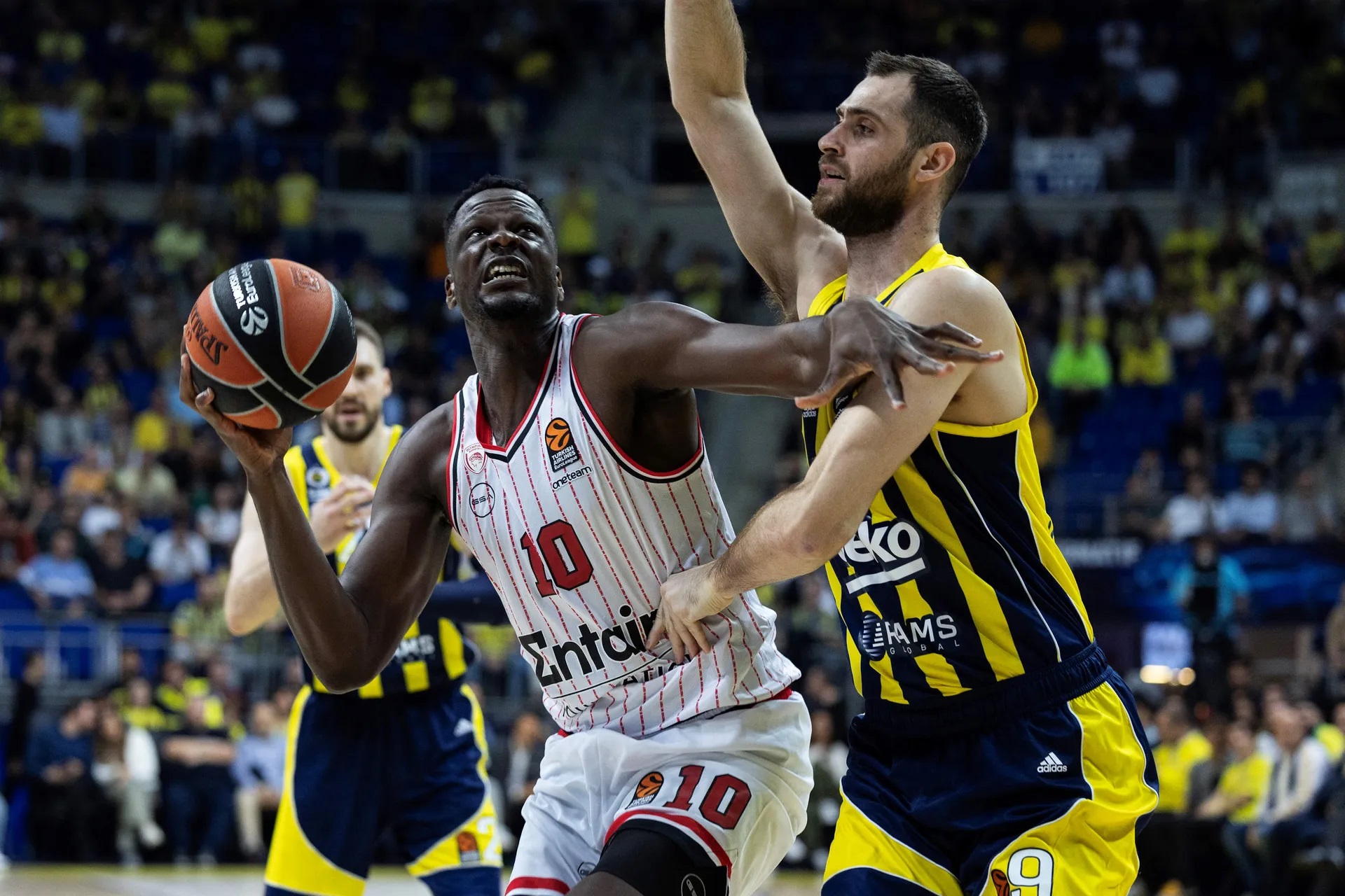 Moustapha Fall en triple-double face au PAOK Salonique - BeBasket