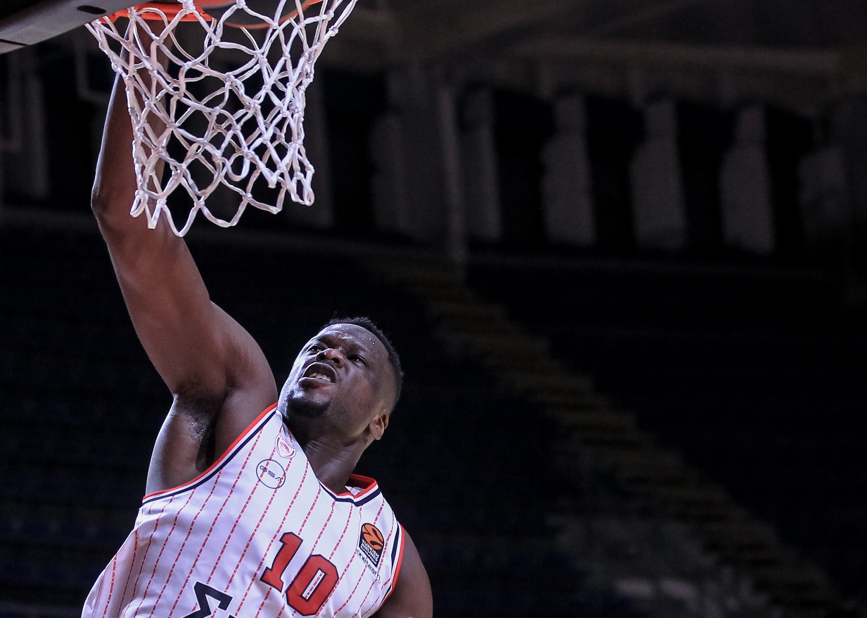 Moustapha Fall martyrise la raquette de l’Étoile Rouge - BeBasket