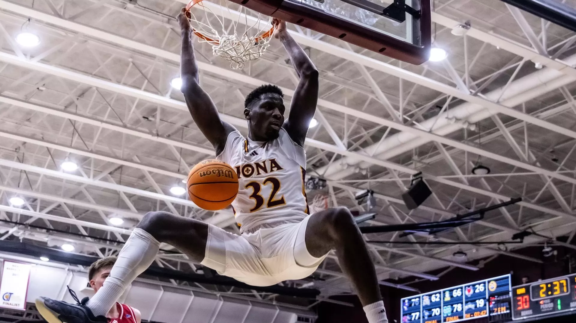 Yaphet Moundi réalise un nouveau chantier en NCAA : 24 points et 14 ...